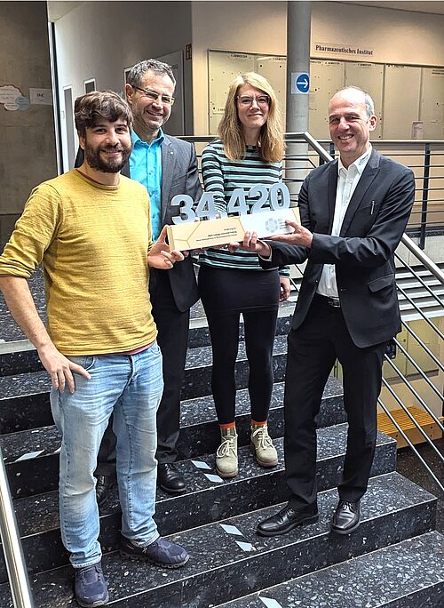 Raphael Vogler übergab symbolisch über 34.000 Euro für die Universität Freiburg vom Chemiefonds